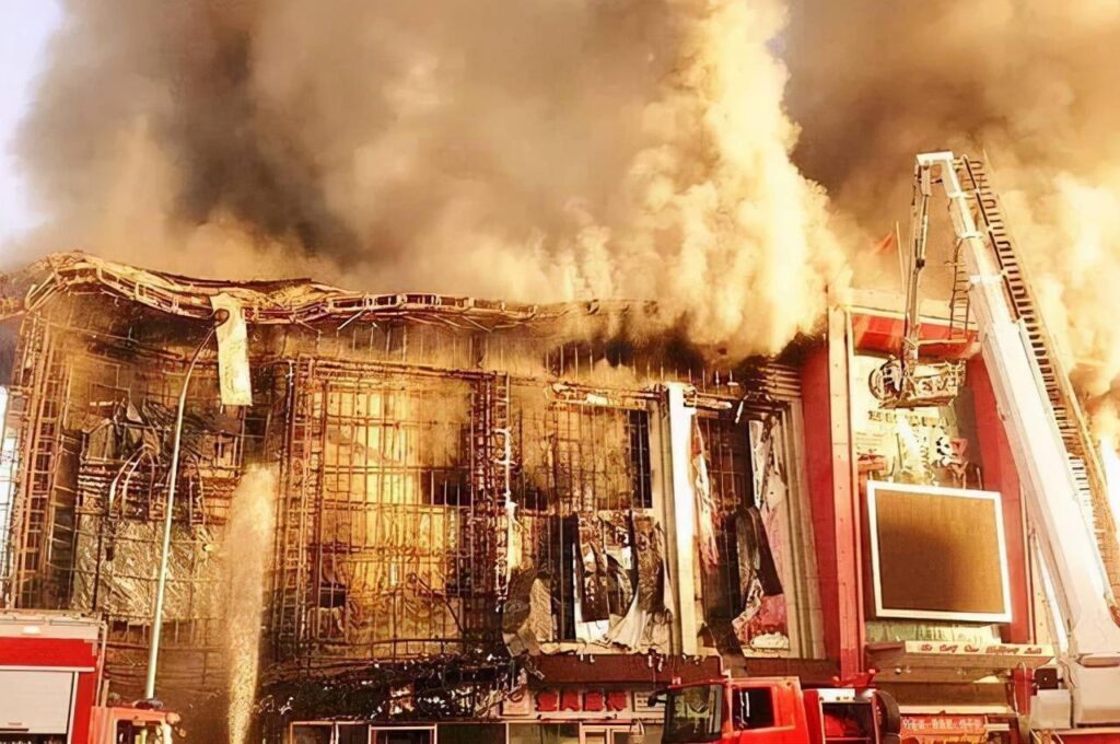 Luoyang Christmas fire, China, 25/12/2000 - Working With Crowds